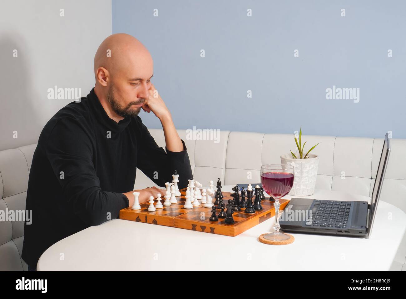 Side view chess board hi-res stock photography and images - Alamy