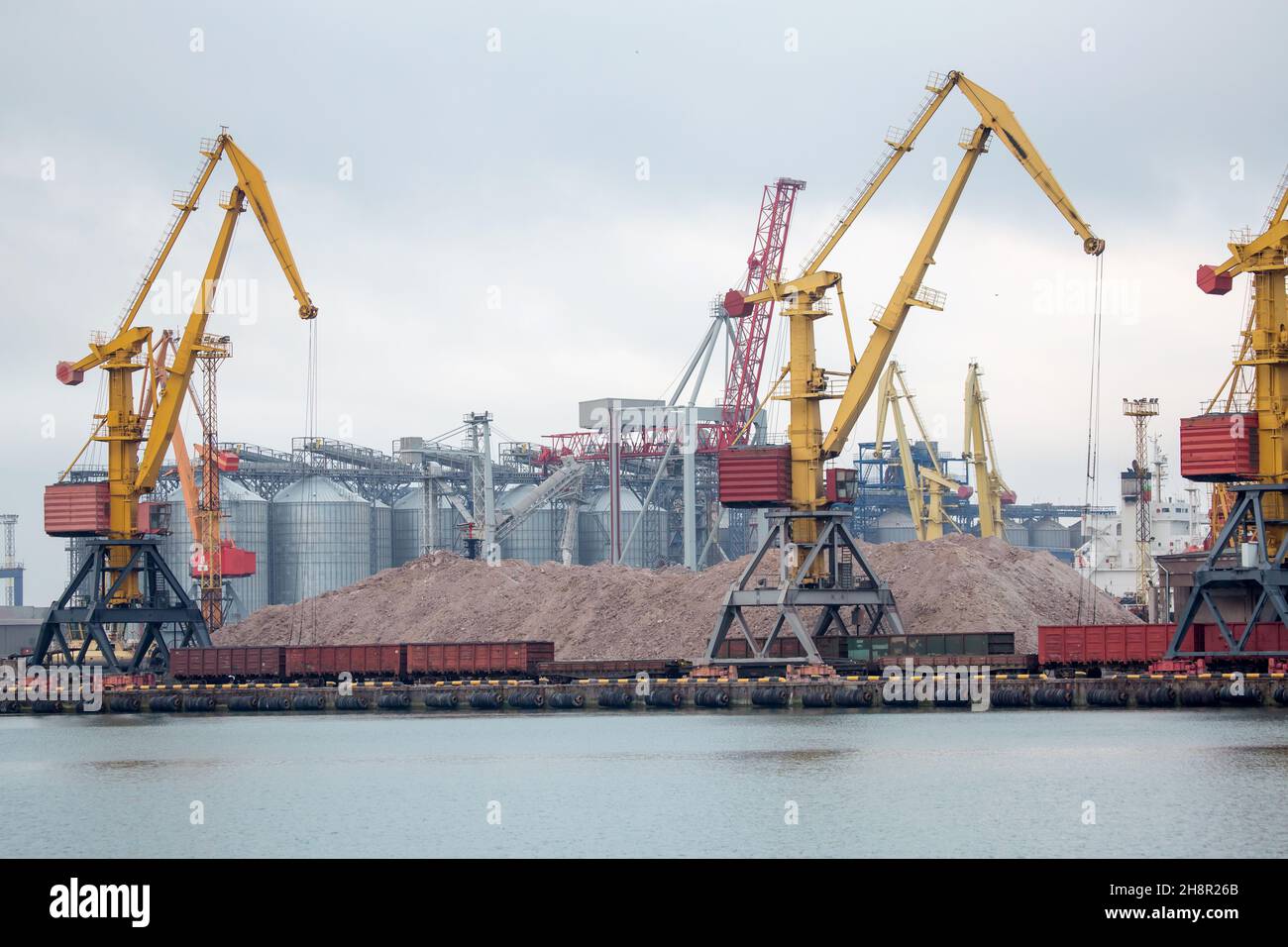 Port terminal of bulk cargo Stock Photo - Alamy