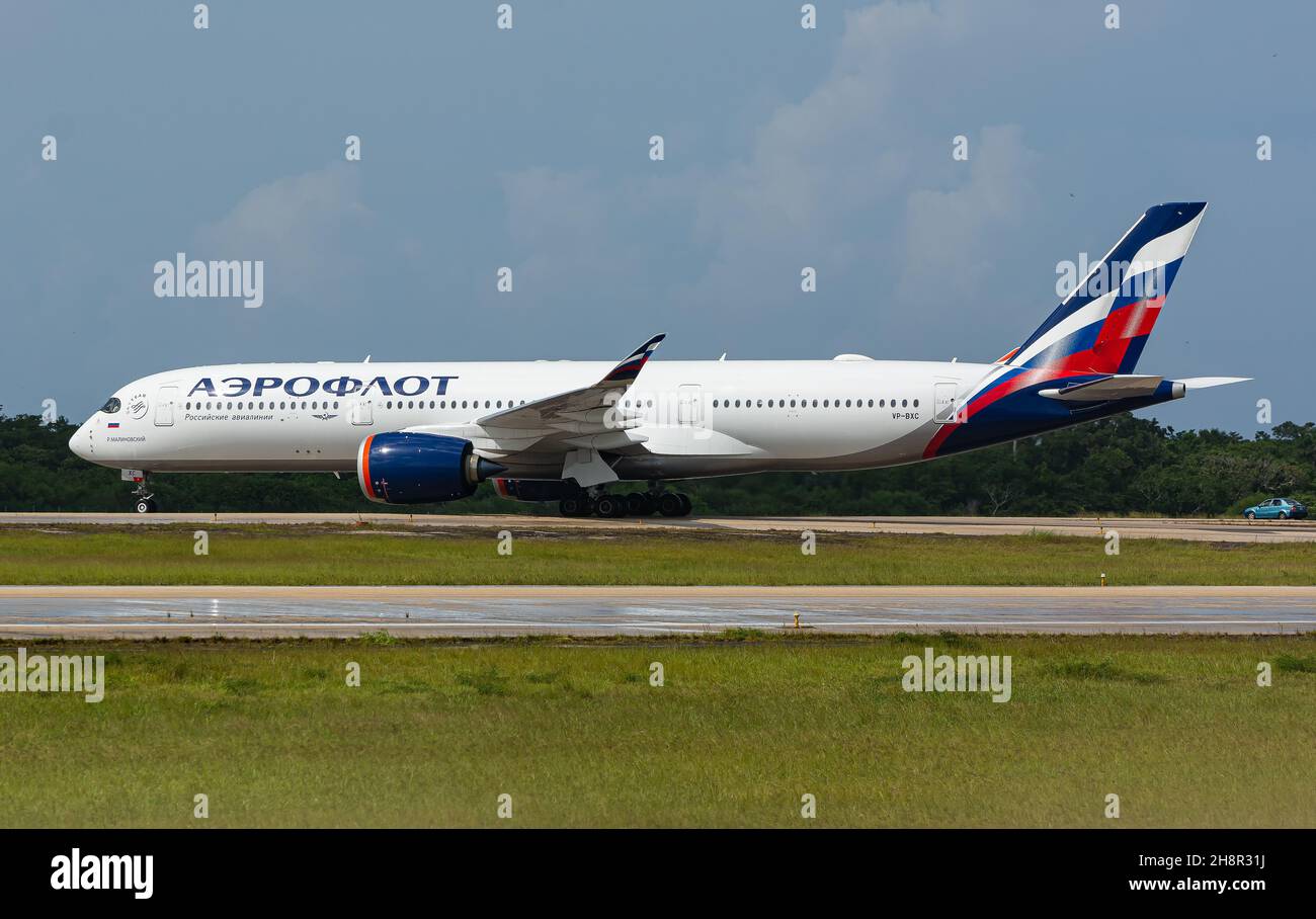 Varadero airport hi-res stock photography and images - Alamy