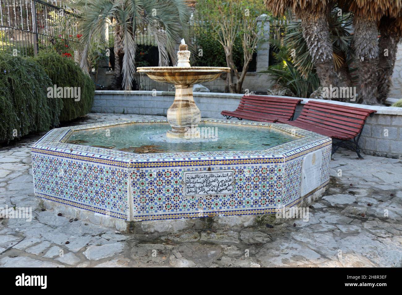 Moorish architecture water fountain hi-res stock photography and images ...