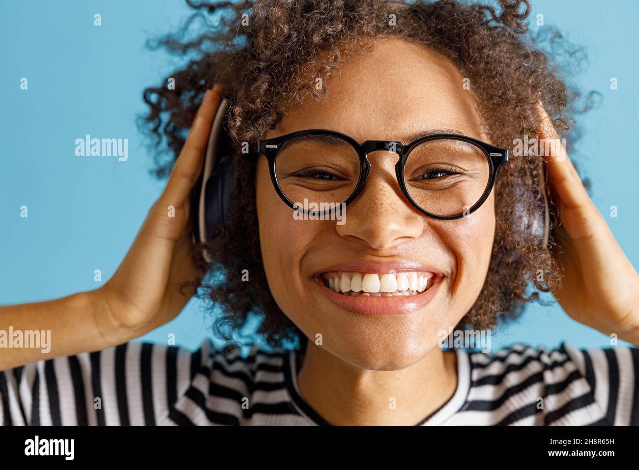 Young woman in headphones listen hi-res stock photography and images ...