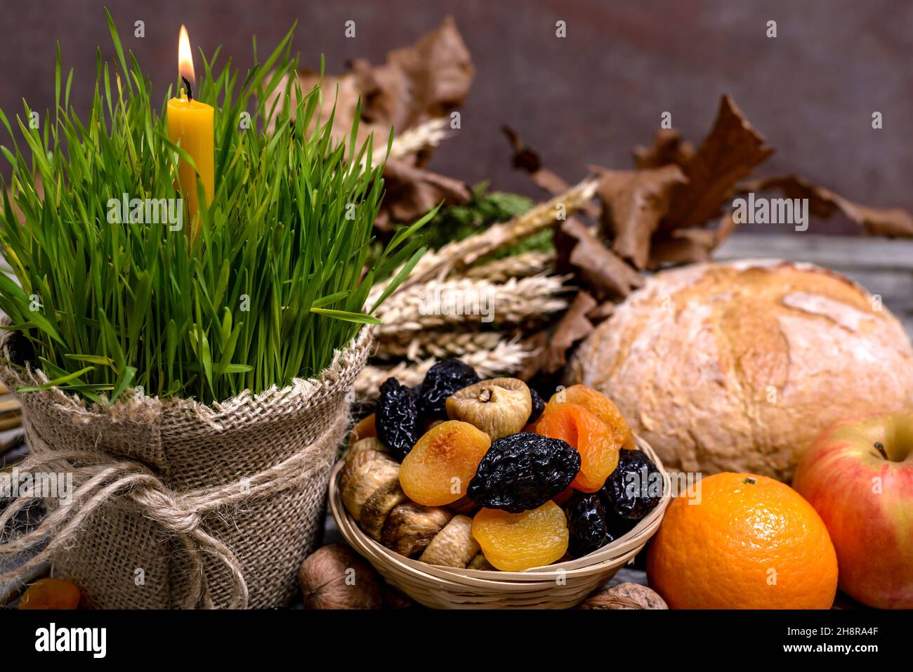 Traditional yule log wood hi-res stock photography and images - Alamy