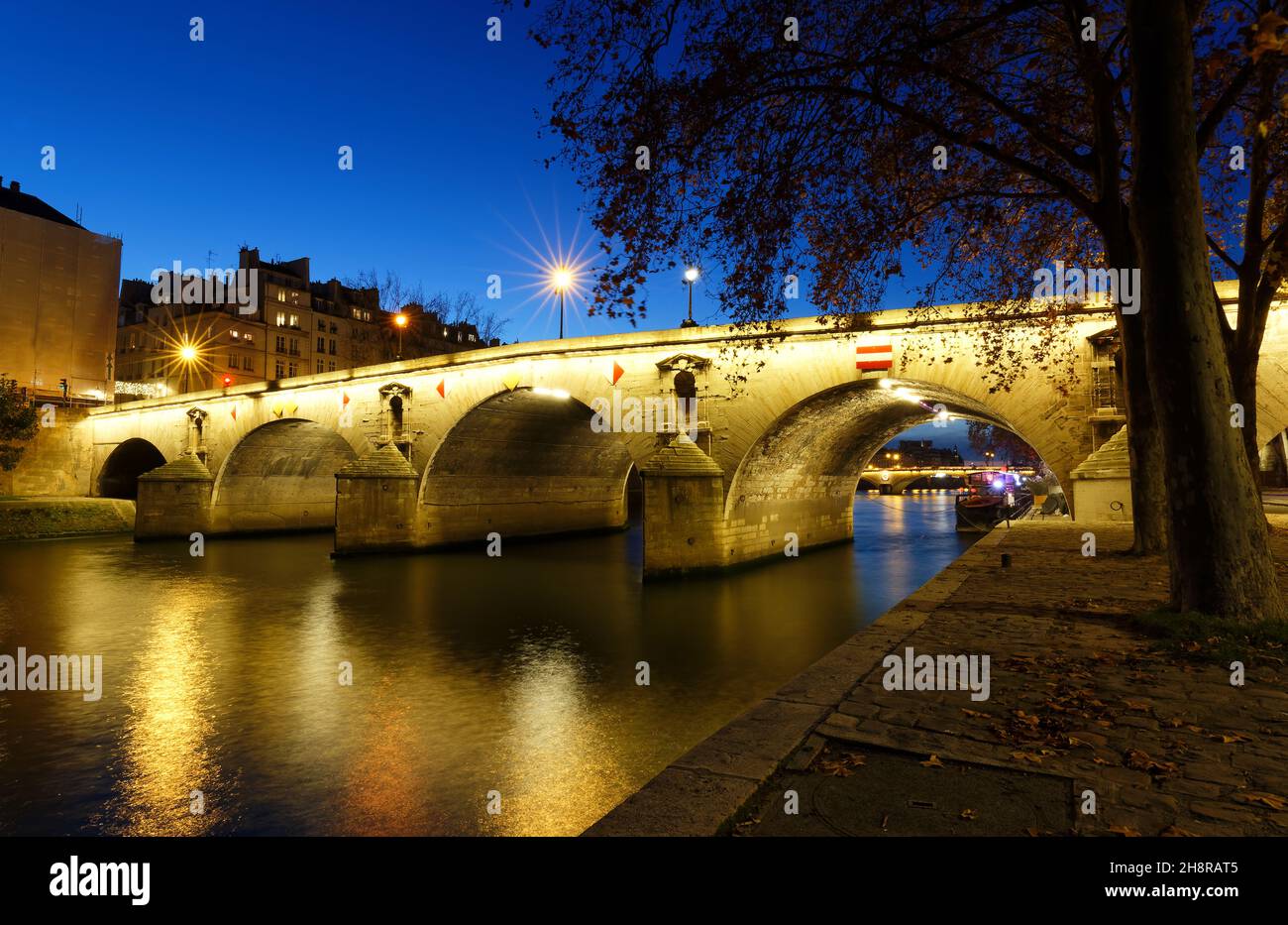 Marie Bridge, between Saint Louis Island and the Quai des Celestins ...