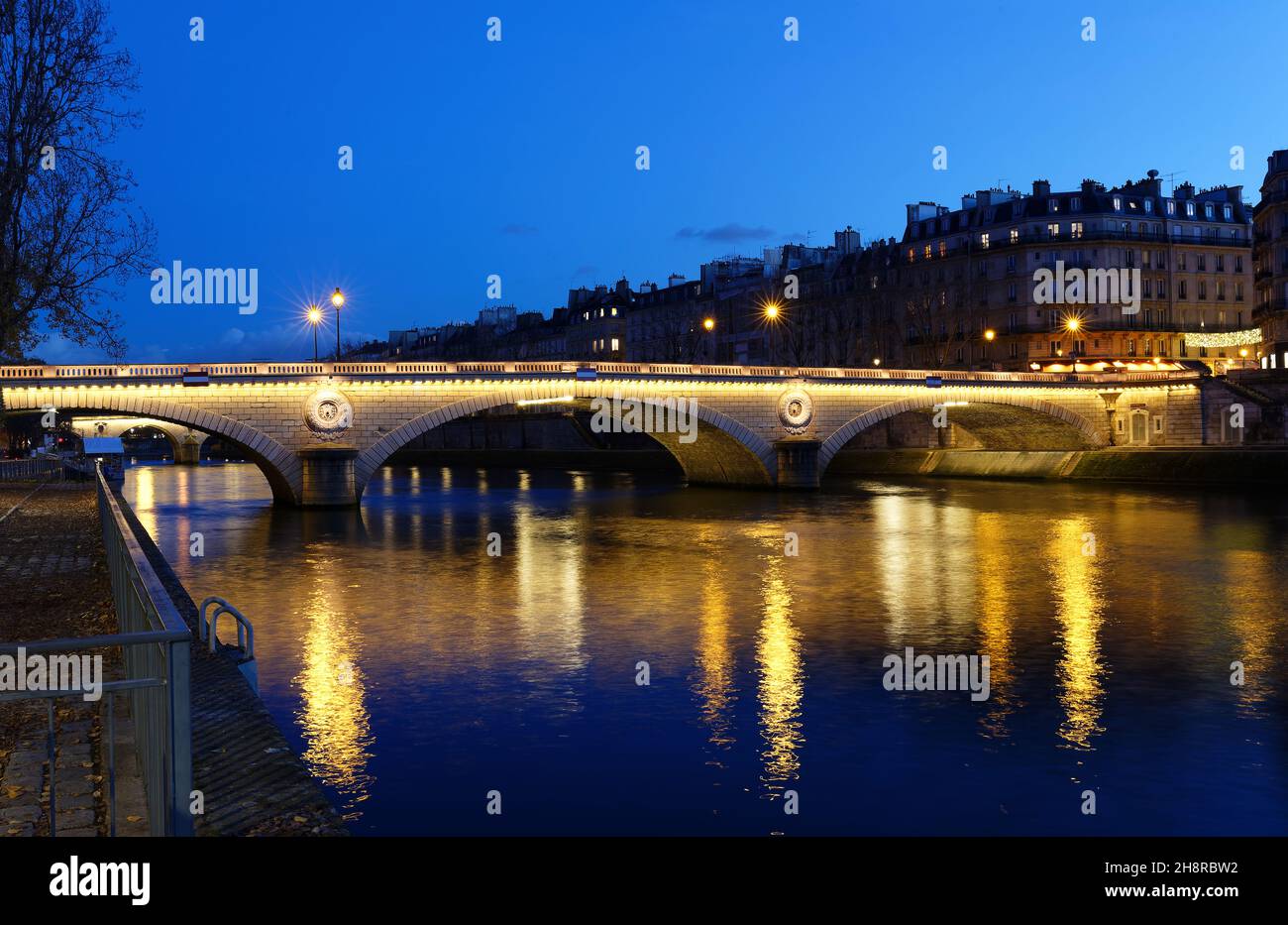 The Louis Philippe bridge at night,Paris,France Stock Photo - Alamy