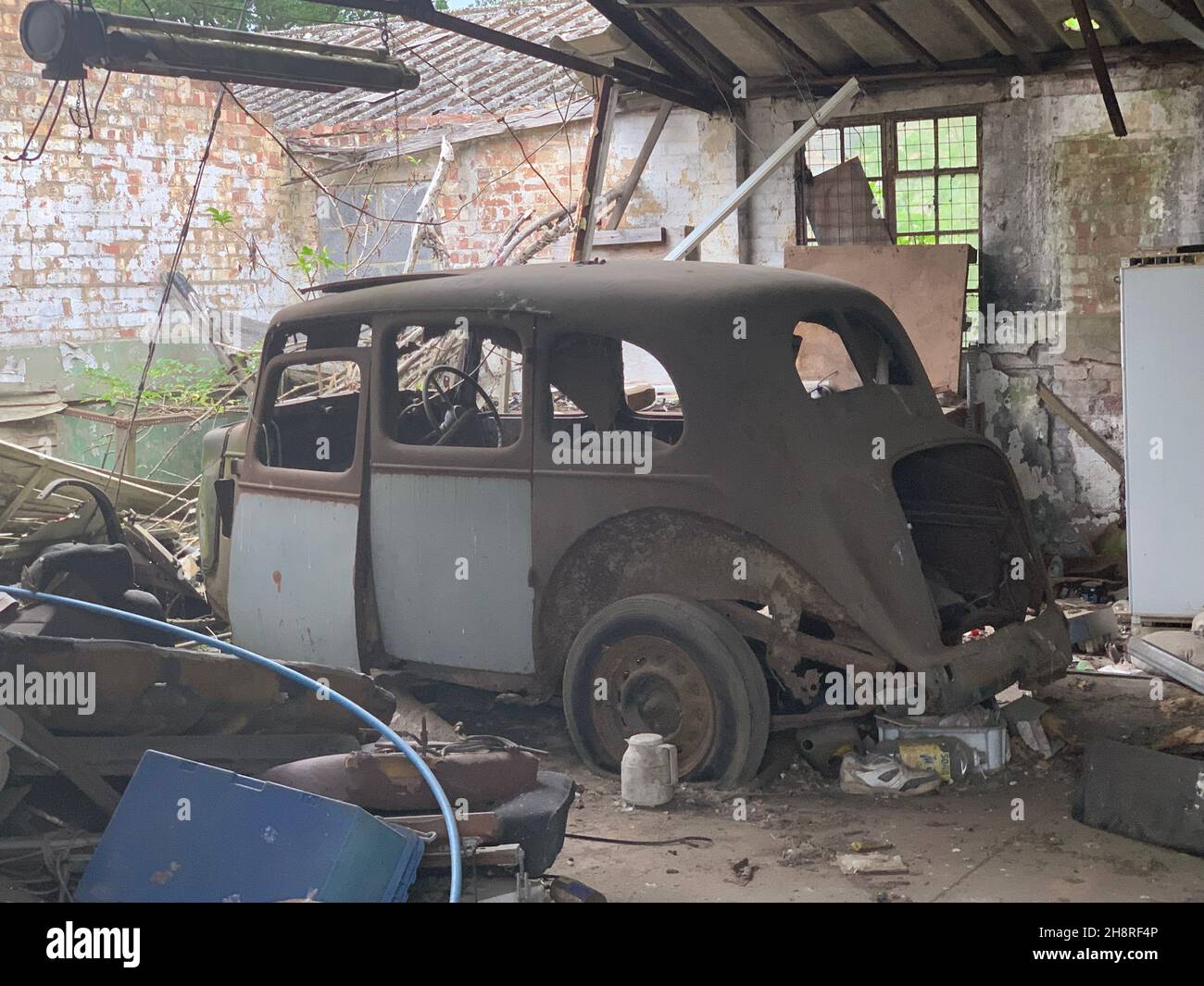 Abandoned austin car uk hi-res stock photography and images - Alamy