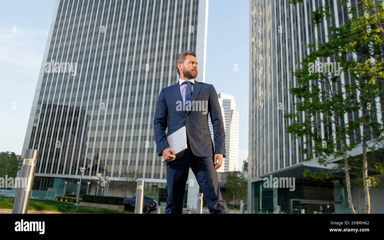 Man pc outside hi-res stock photography and images - Alamy