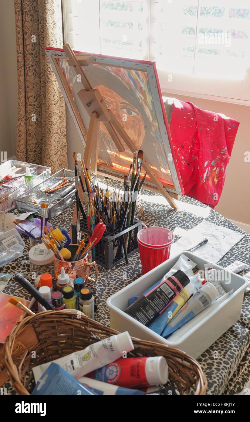 An artists bench ready for work to start Stock Photo - Alamy