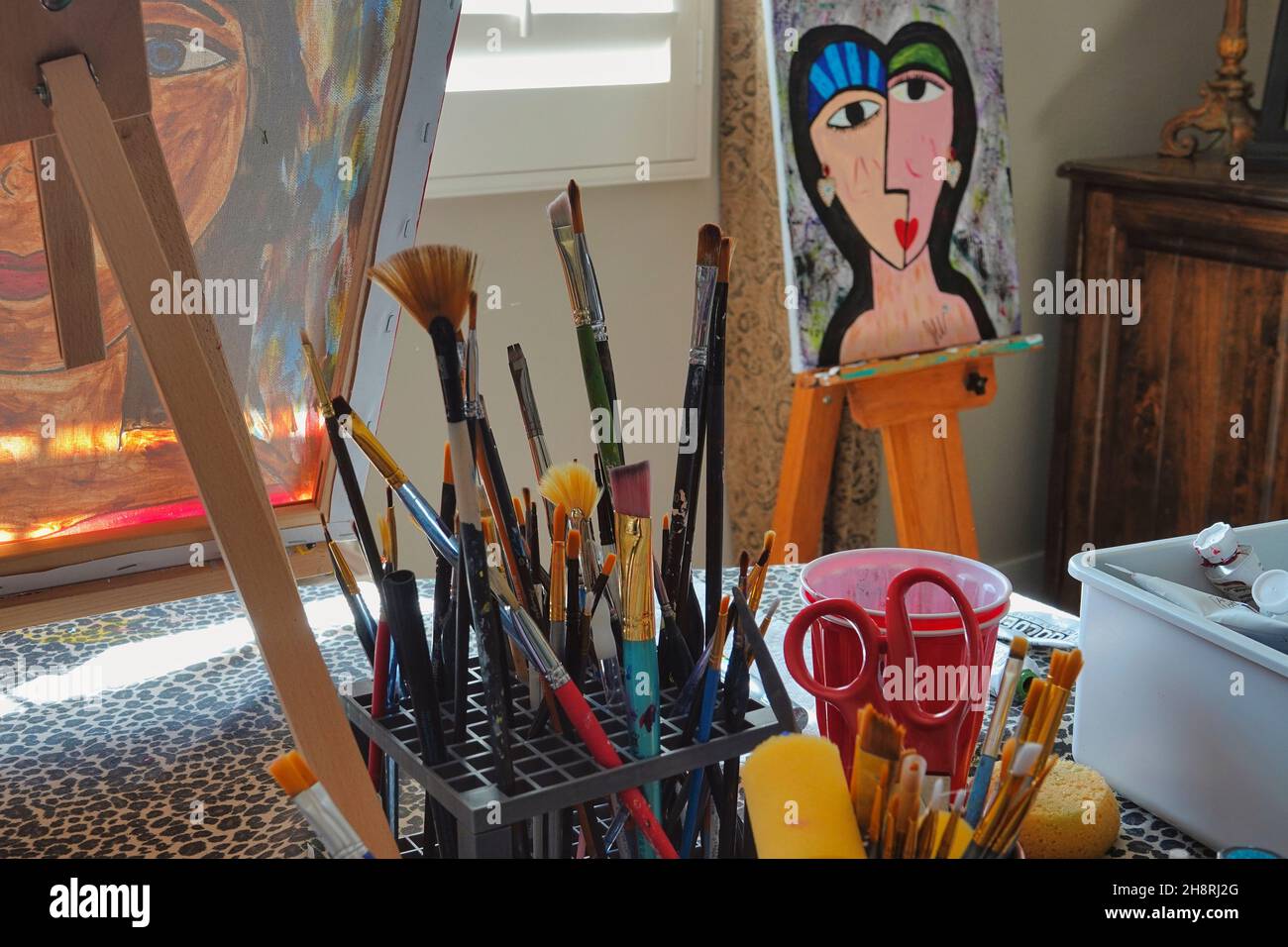 An artists bench ready for work to start Stock Photo - Alamy