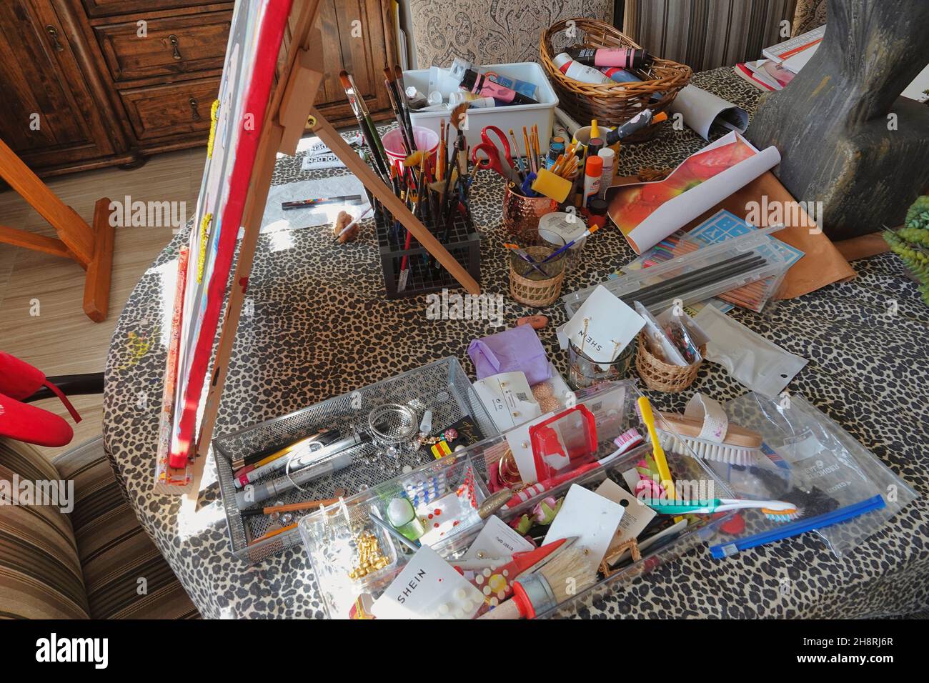 An artists bench ready for work to start Stock Photo - Alamy