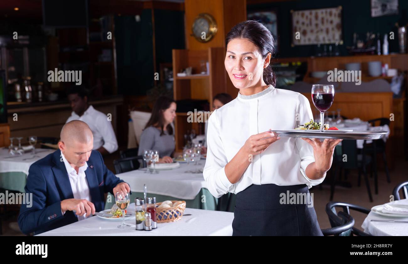 Female waitstaff hi-res stock photography and images - Alamy
