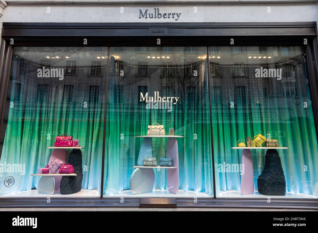 Mulberry store 2021 hi-res stock photography and images - Alamy