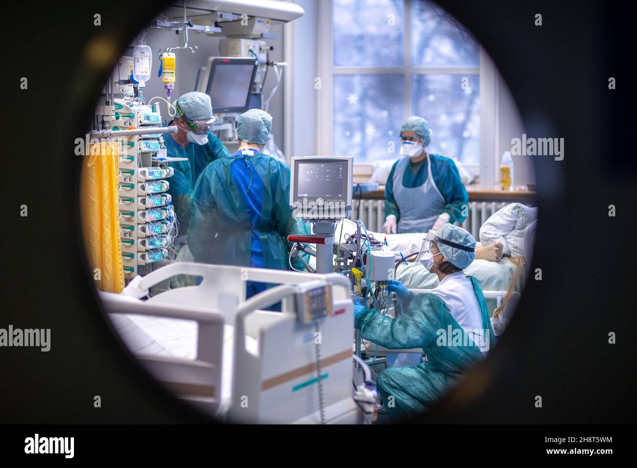 Rostock, Germany. 30th Nov, 2021. Doctors and nurses look after a ...