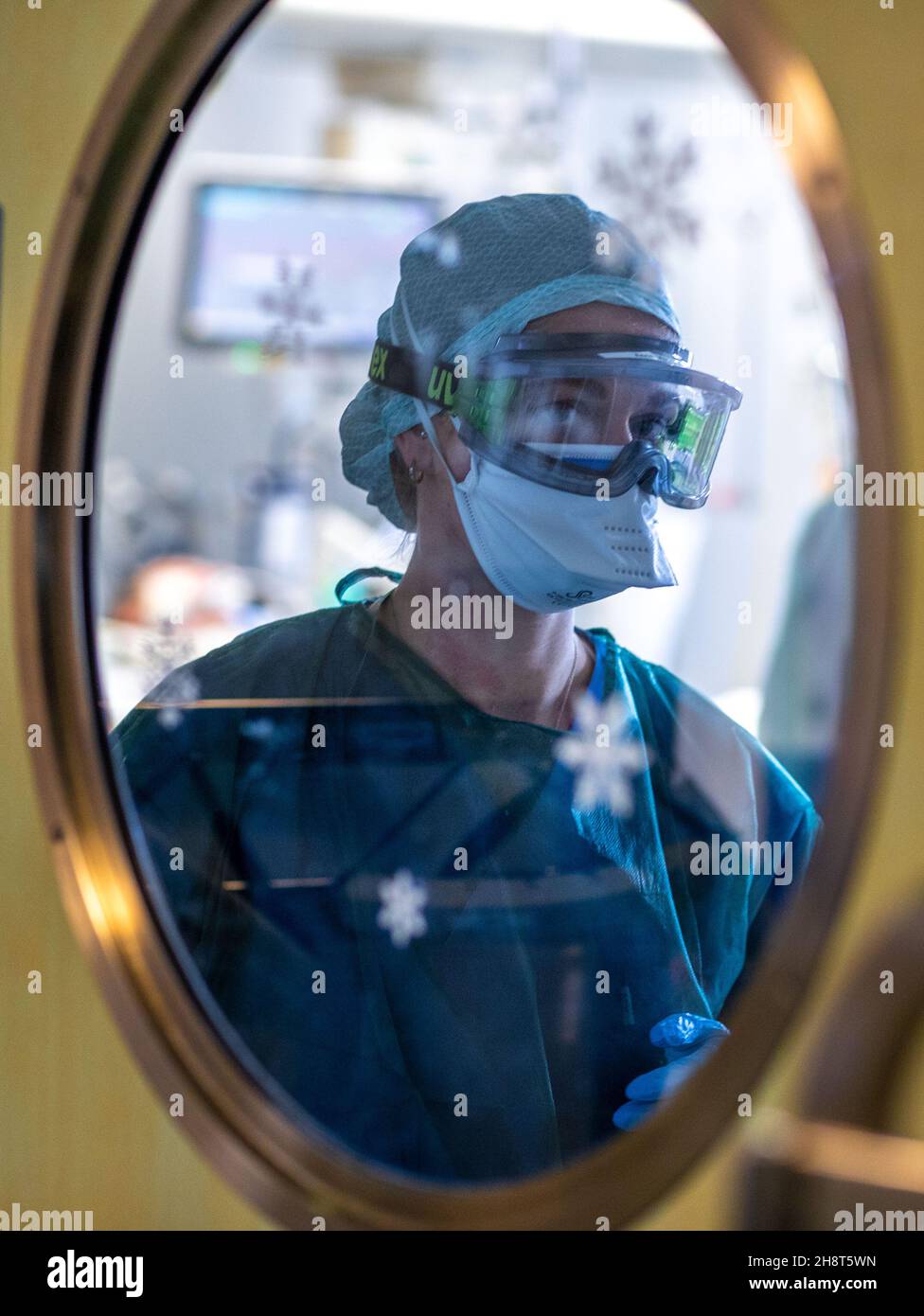 Rostock, Germany. 30th Nov, 2021. Nurse Anne-Marie Kalinowski working ...