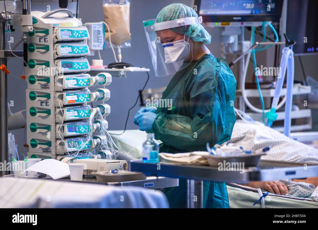 Rostock, Germany. 30th Nov, 2021. An intensive care nurse looks after a ...