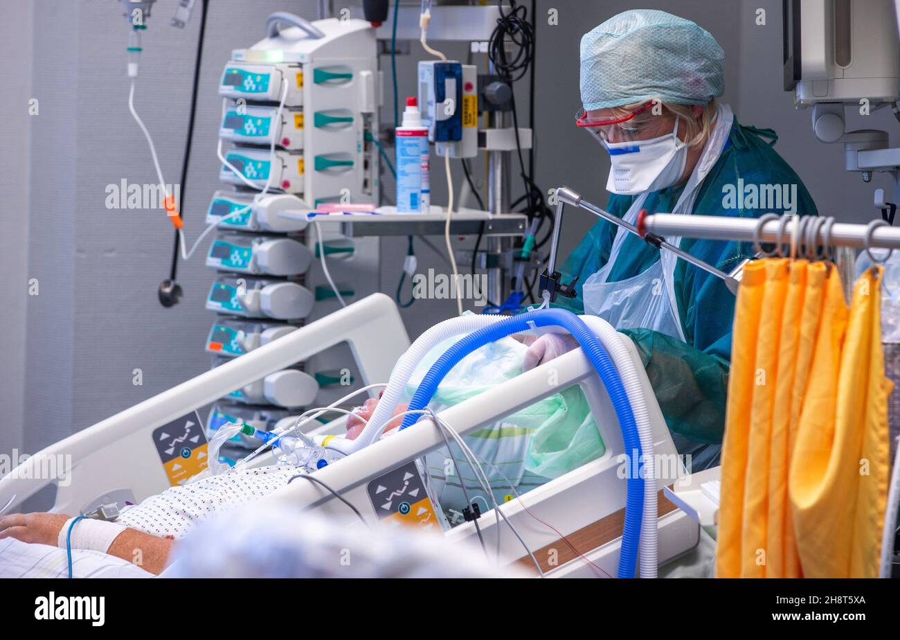 Rostock, Germany. 30th Nov, 2021. Doctors and nurses care for patients ...