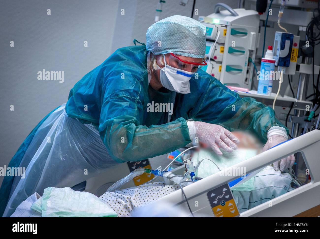 Rostock, Germany. 30th Nov, 2021. An intensive care nurse looks after a ...