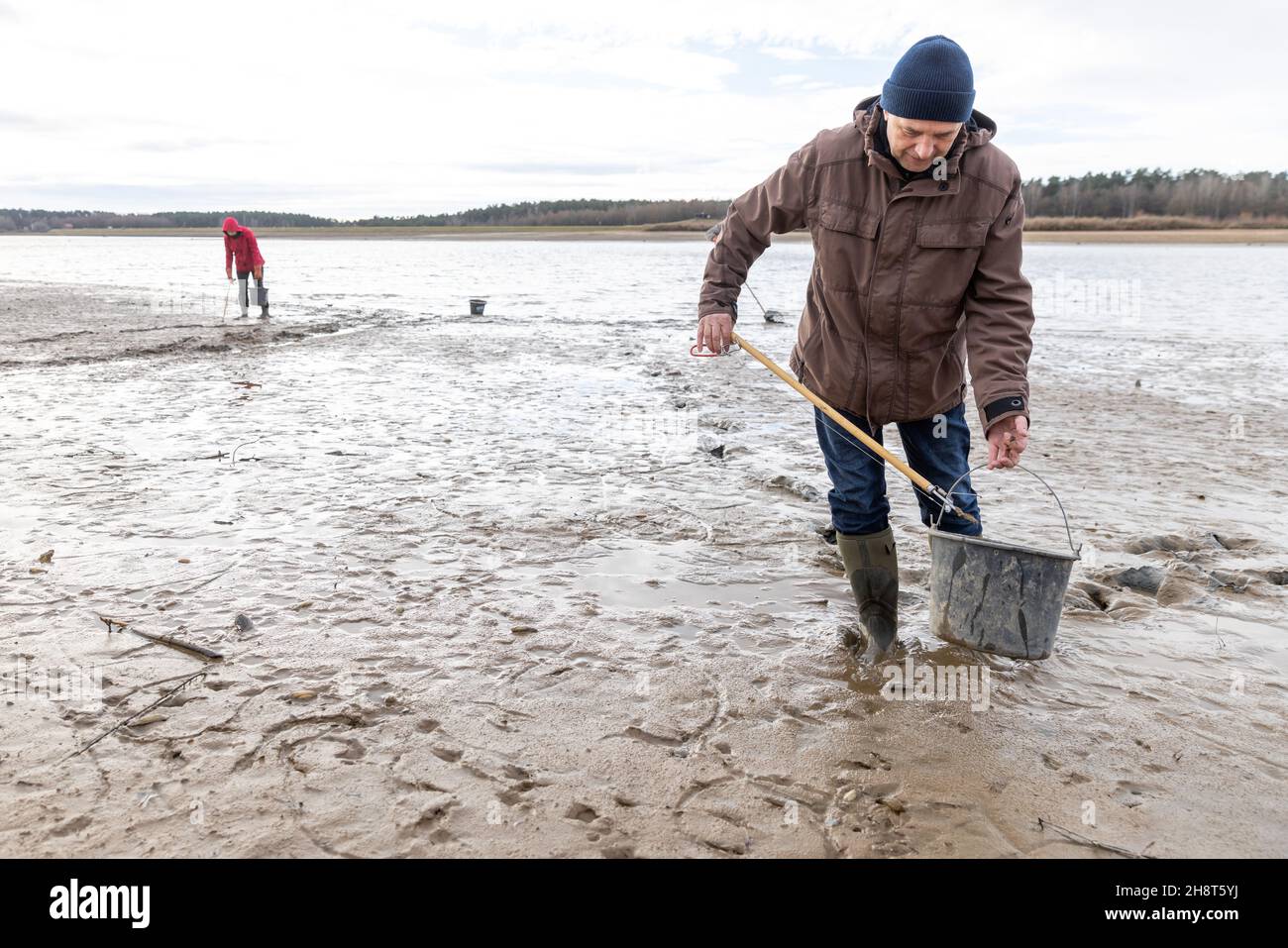 01 December 2021, Bavaria, Hilpoltstein: Volunteers Christine and ...
