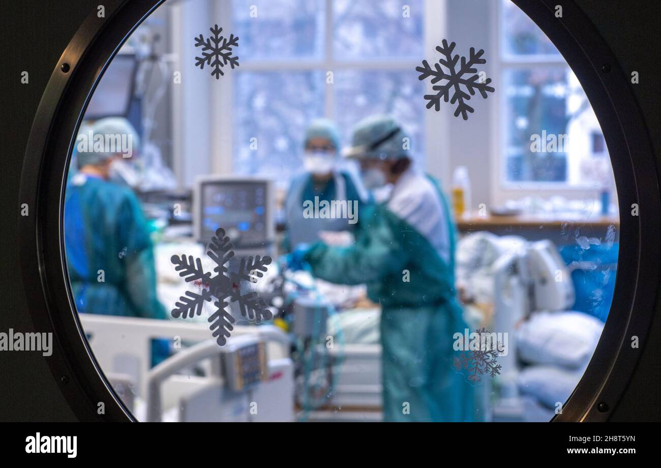Rostock, Germany. 30th Nov, 2021. Doctors and nurses care for patients ...
