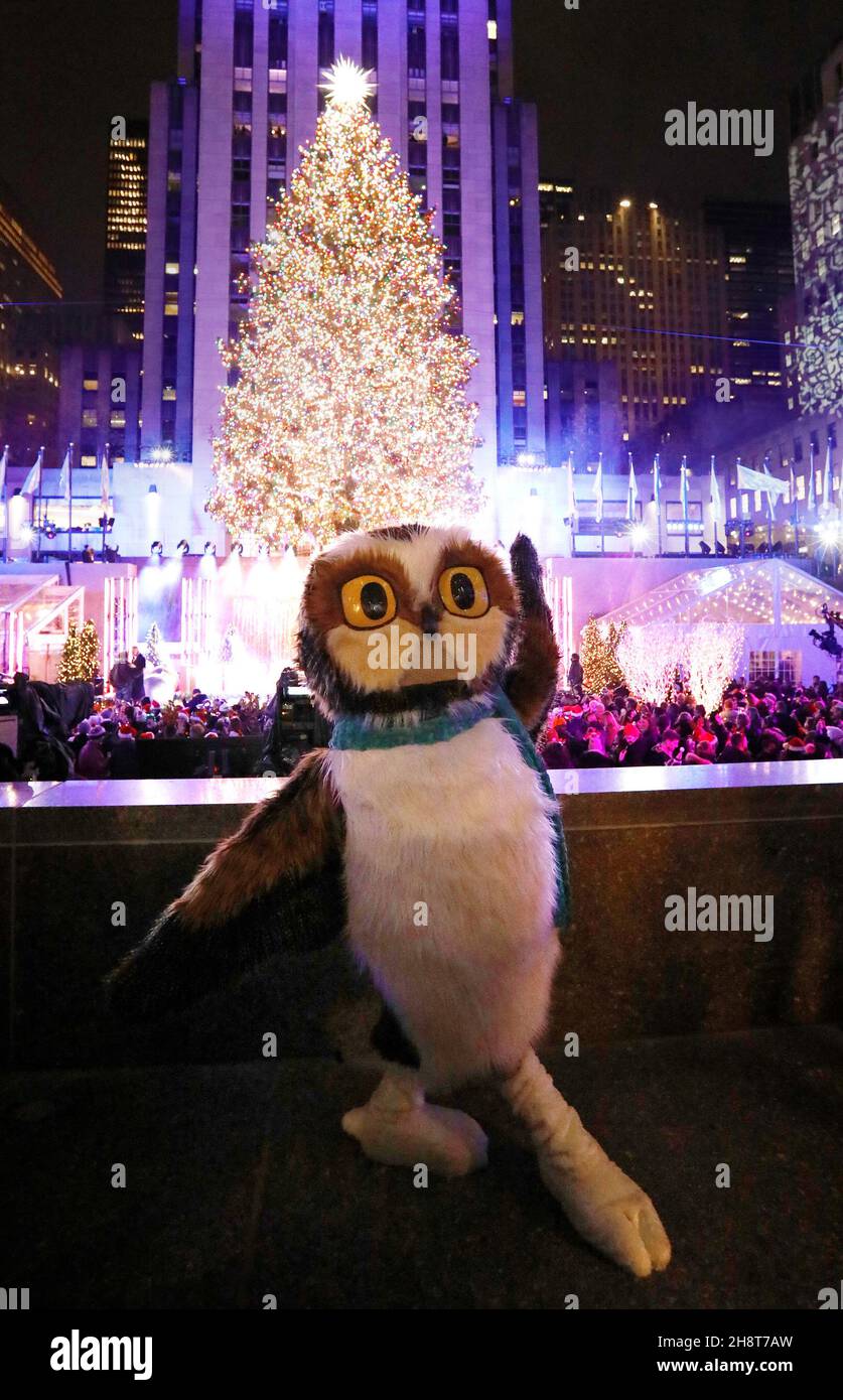 Seen in rockefeller center hi-res stock photography and images - Alamy