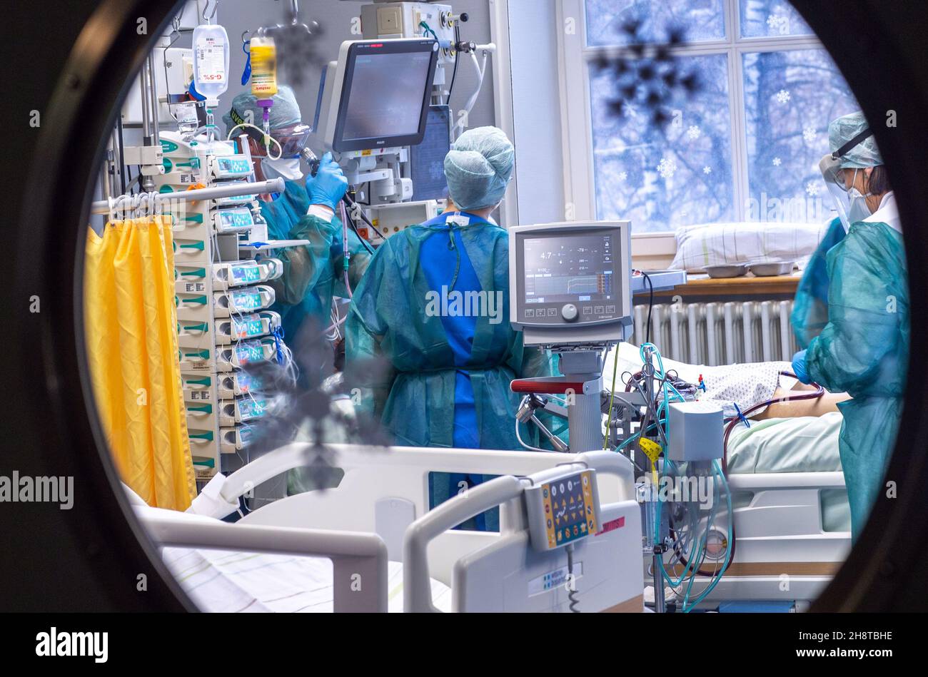 Rostock, Germany. 30th Nov, 2021. Doctors and nurses care for patients ...