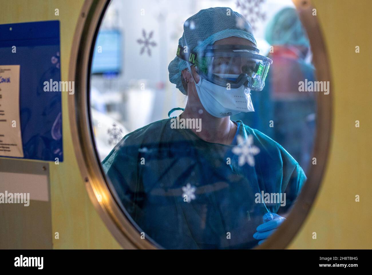 Rostock, Germany. 30th Nov, 2021. Nurse Anne-Marie Kalinowski working ...