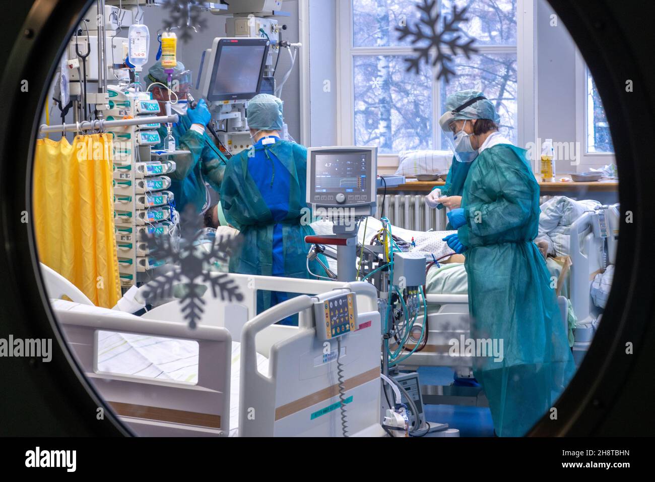 Rostock, Germany. 30th Nov, 2021. Doctors and nurses care for patients ...