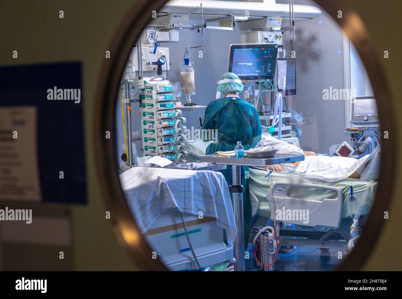 Rostock, Germany. 30th Nov, 2021. Doctors and nurses care for patients ...