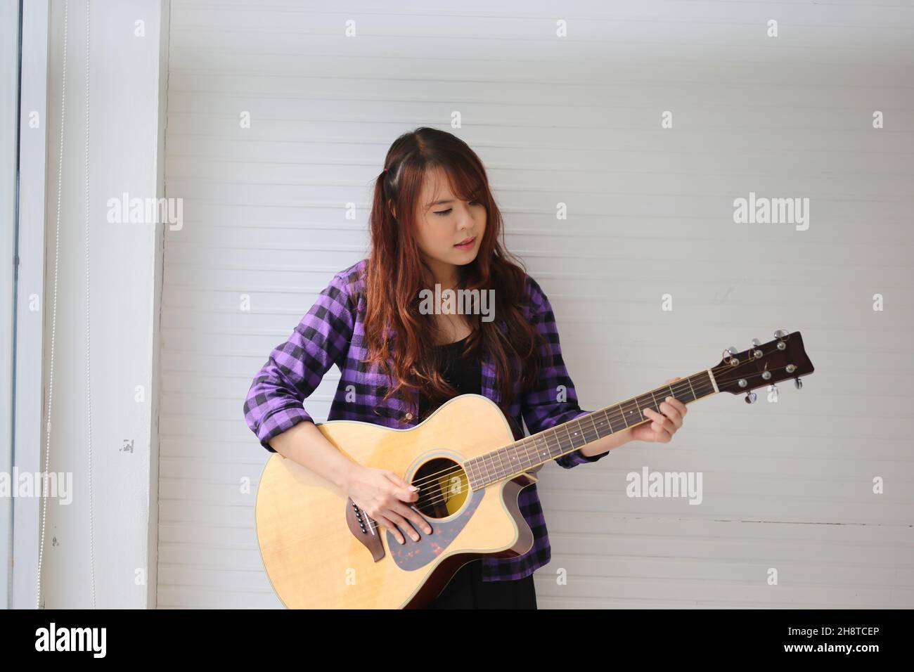 Art performance guitar girl hi-res stock photography and images - Alamy
