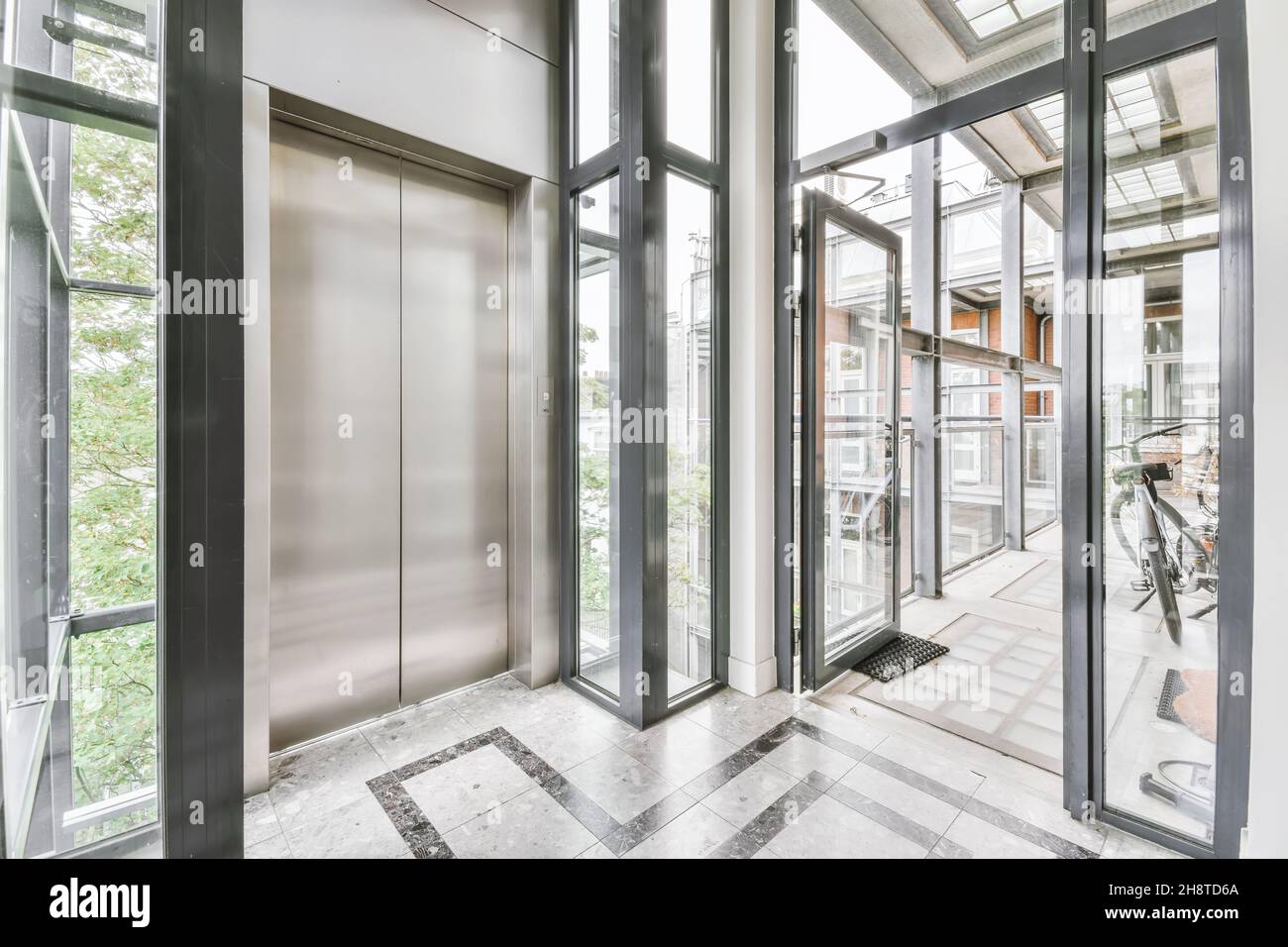 Outside elevator hi-res stock photography and images - Alamy