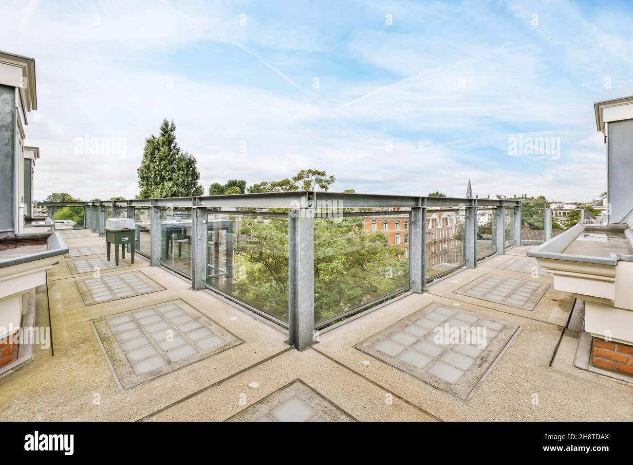 Long narrow glass building hi-res stock photography and images - Alamy