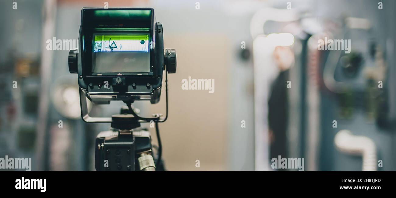 Behind the scene. Film camera in film studio Stock Photo - Alamy
