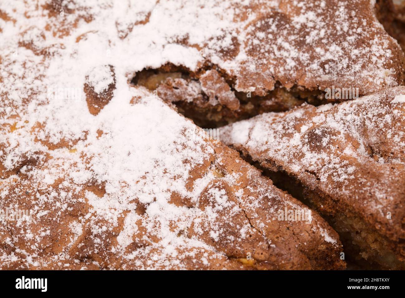 Cake icing sugar dusting hi-res stock photography and images - Alamy