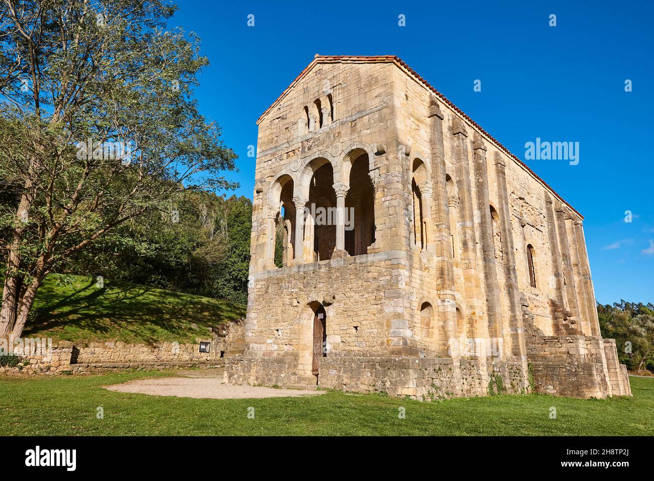 Pre romanesque building hi-res stock photography and images - Alamy