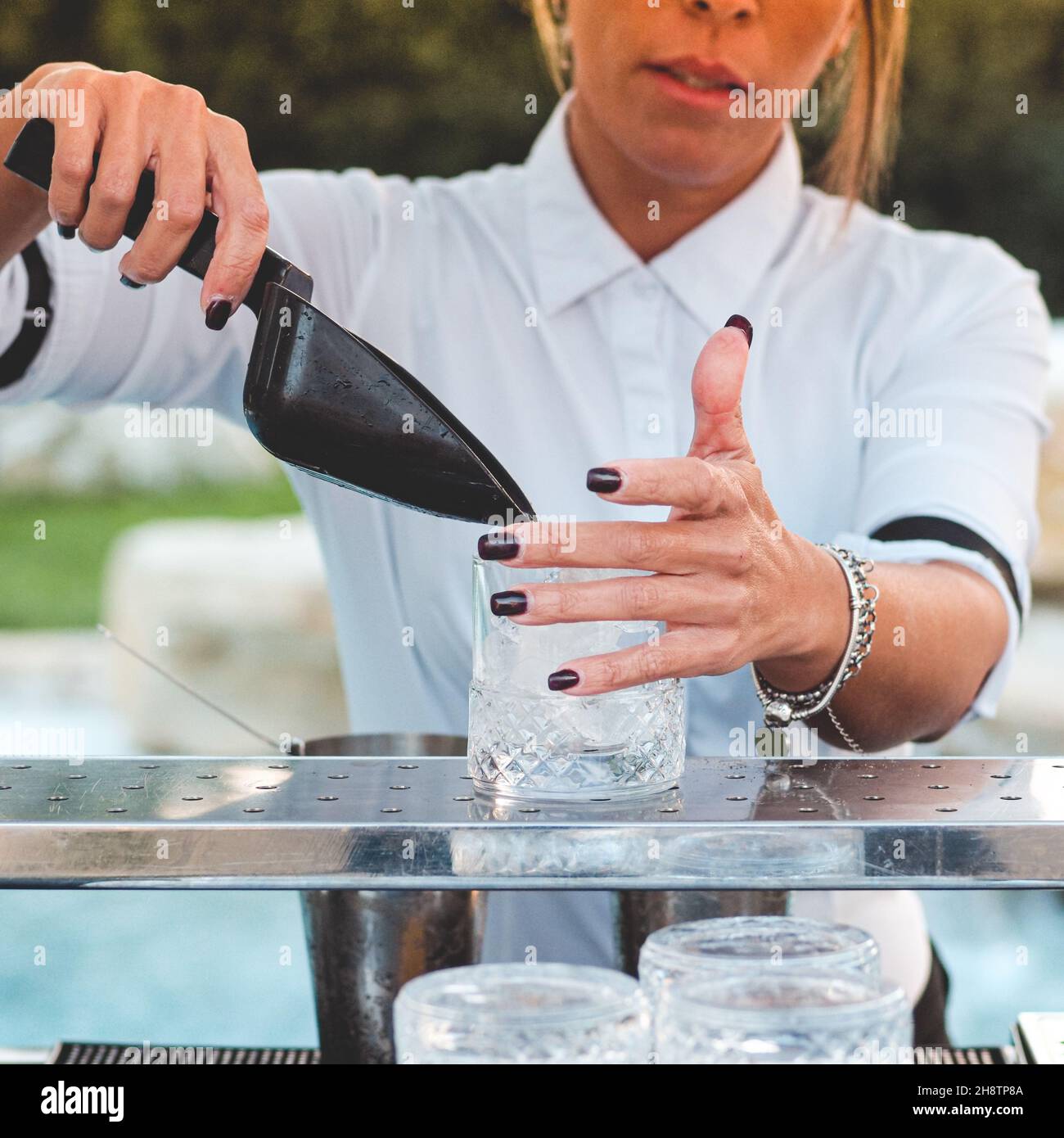 Barperson hi-res stock photography and images - Alamy
