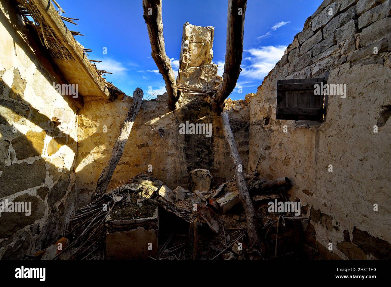 Dilapidated stone building broken hi-res stock photography and images ...