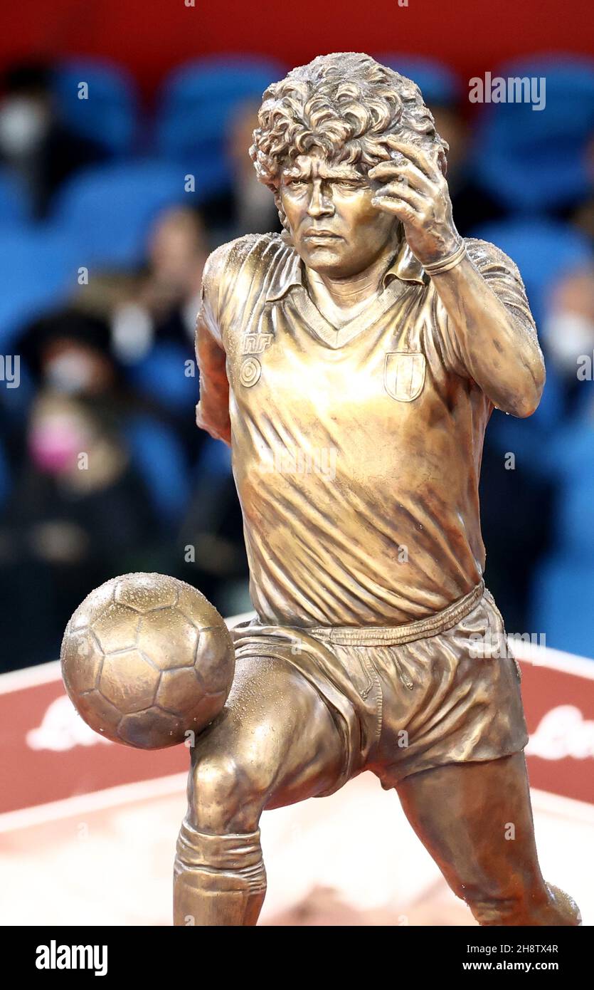 Maradona Statue
