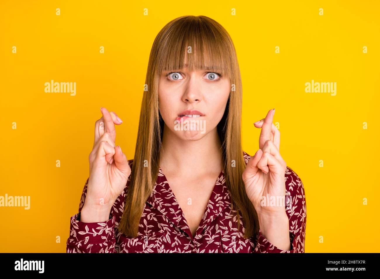 Photo portrait of blonde woman stressed keeping fingers crossed biting ...