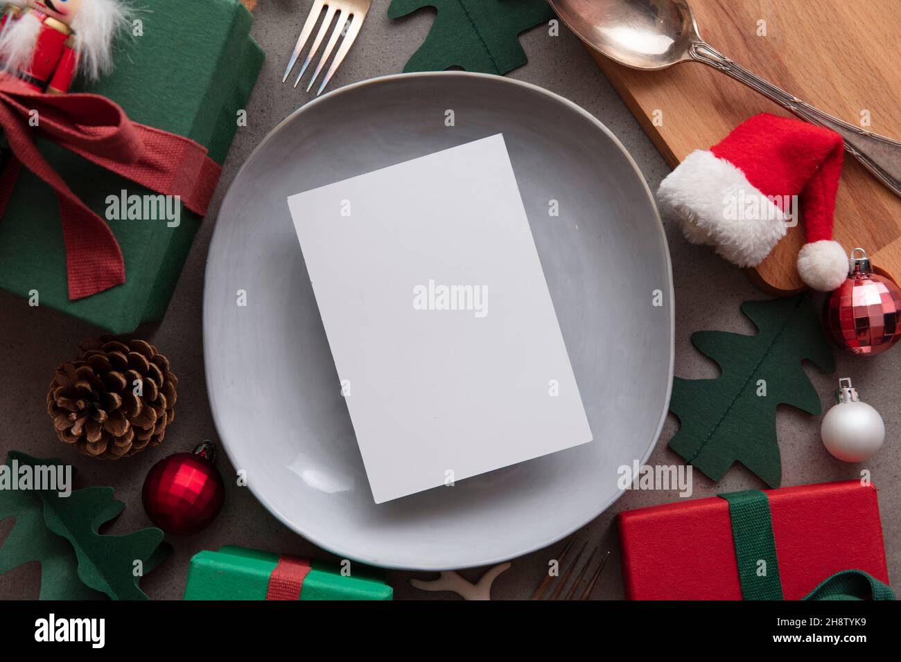 Christmas meal blank menu. Blank paper menu on a dinner plate ...