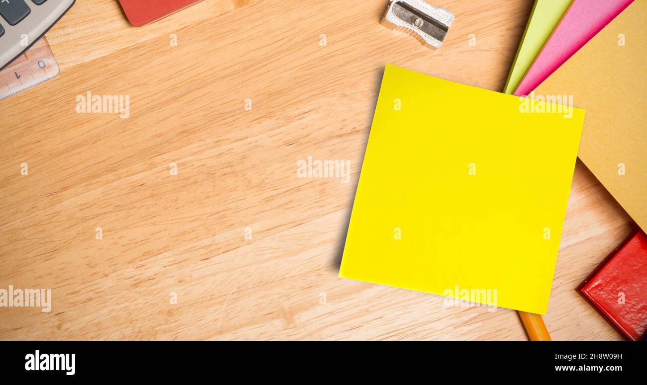 Image of memo note with copy space on desk Stock Photo - Alamy