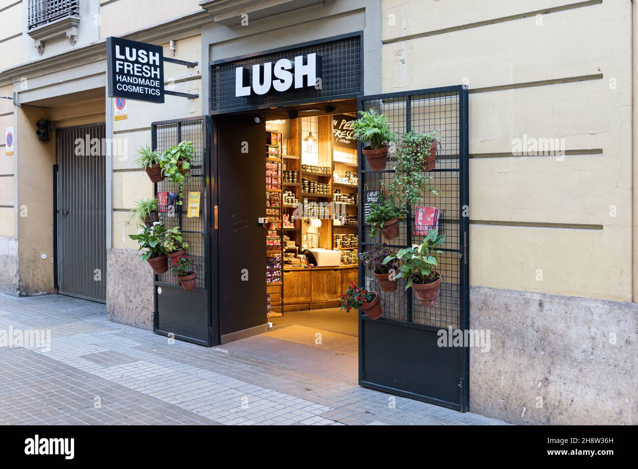 Lush logo hi-res stock photography and images - Alamy