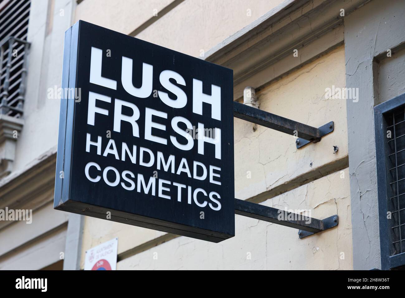 Lush logo hi-res stock photography and images - Alamy