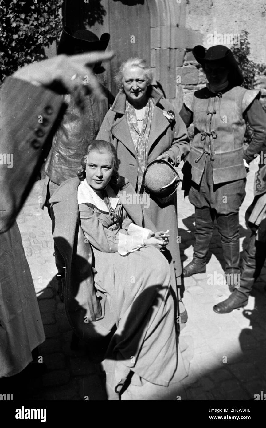 Renate Müller als Liselotte von der Pfalz am Set zum gleichnamigen Film ...