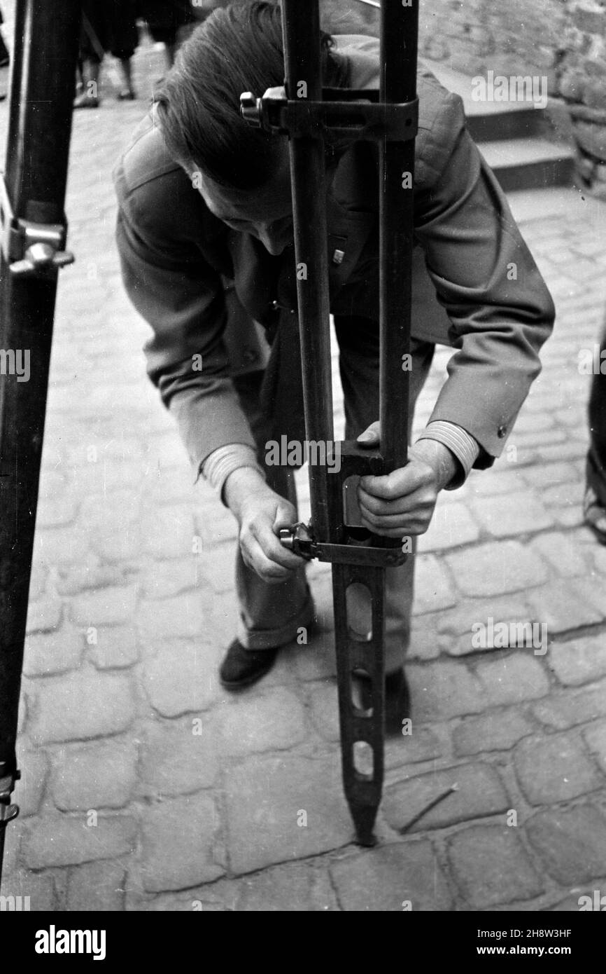 Assitent justiert das Kamerastativ am Set zu Liselotte von der Pfalz ...