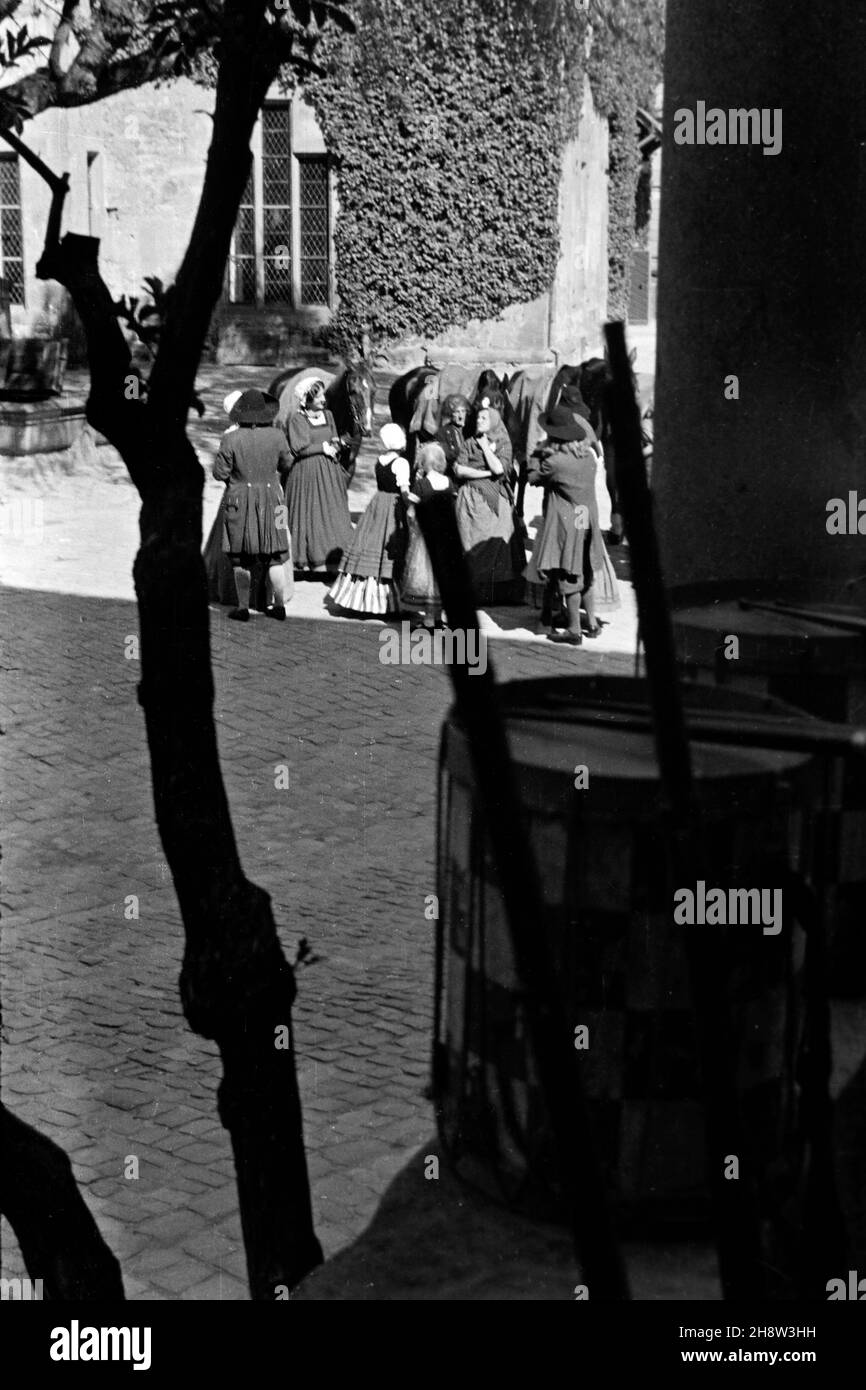 Schauspieler in Gruppen am Set zu Liselotte von der Pfalz, Regie: Carl ...