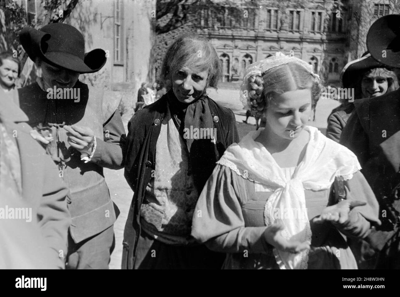 Schauspieler und Belegschaft am Set für Liselotte von der Pfalz, Regie ...