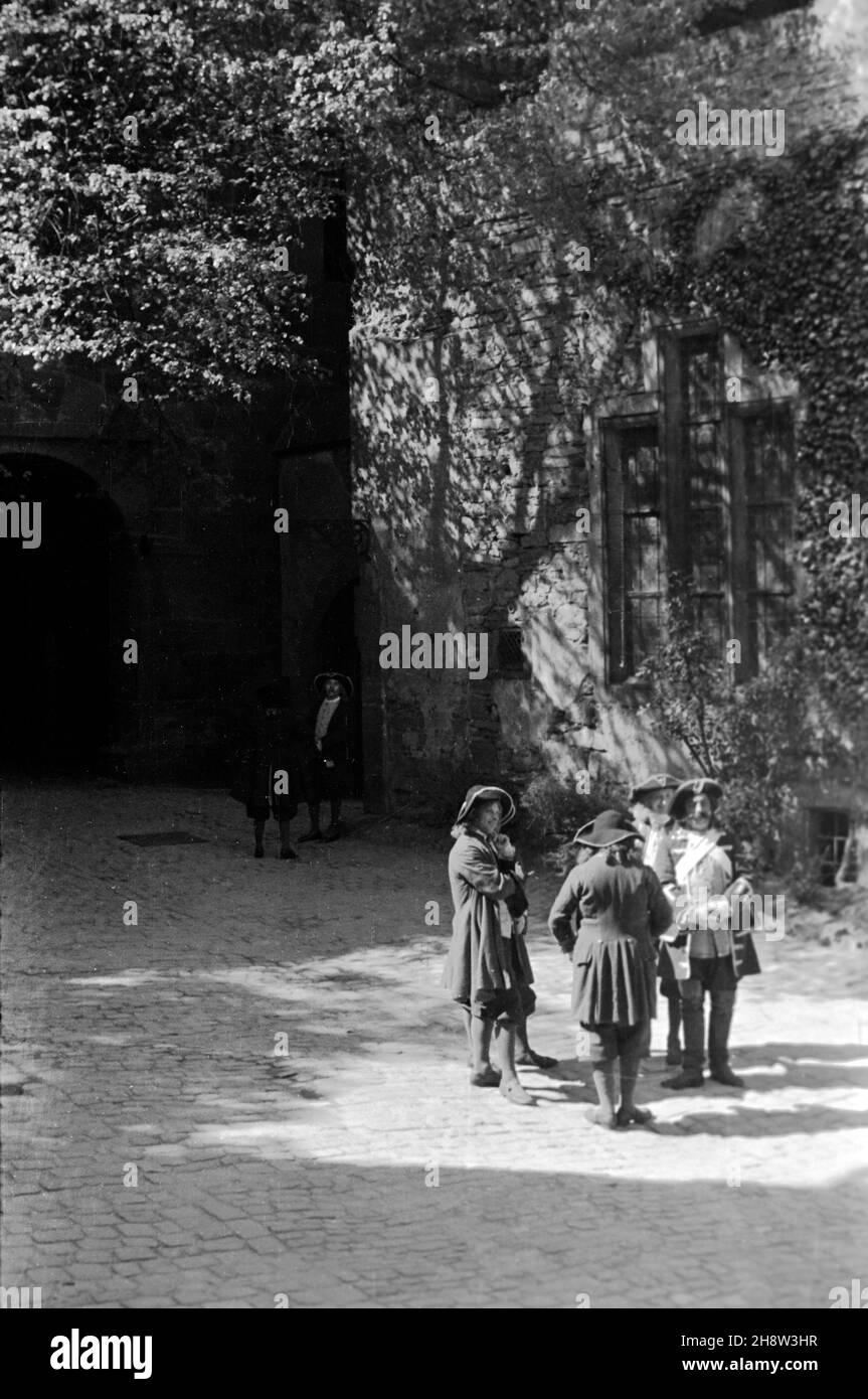 Schauspieler in Gruppen am Set zu Liselotte von der Pfalz, Regie: Carl ...