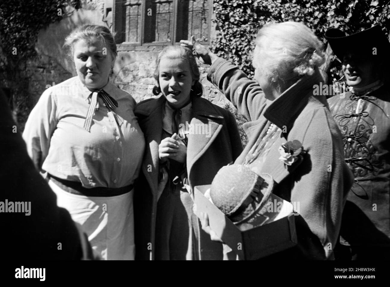 Renate Müller als Liselotte von der Pfalz am Set zum gleichnamigen Film ...