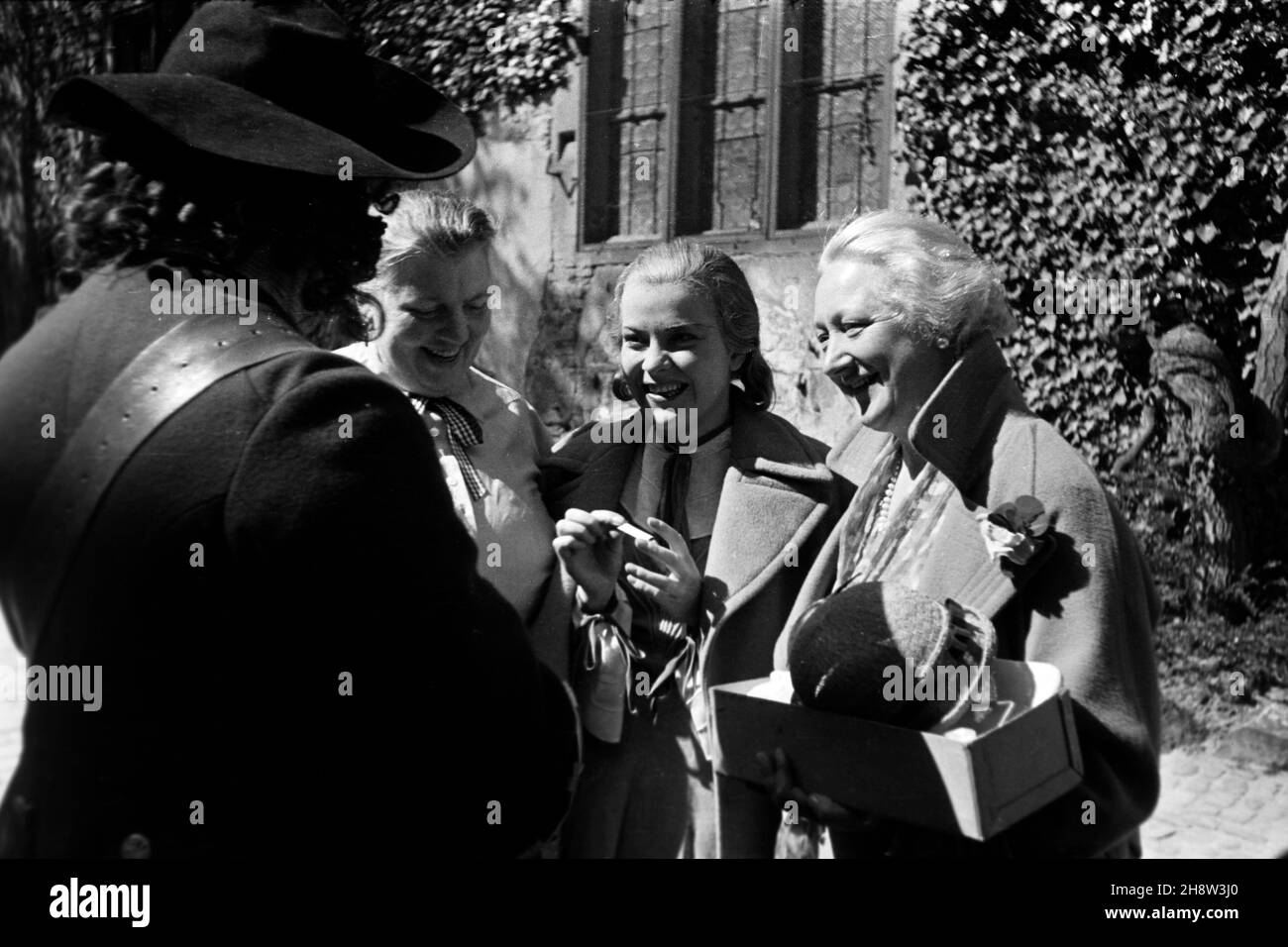 Renate Müller als Liselotte von der Pfalz am Set zum gleichnamigen Film ...