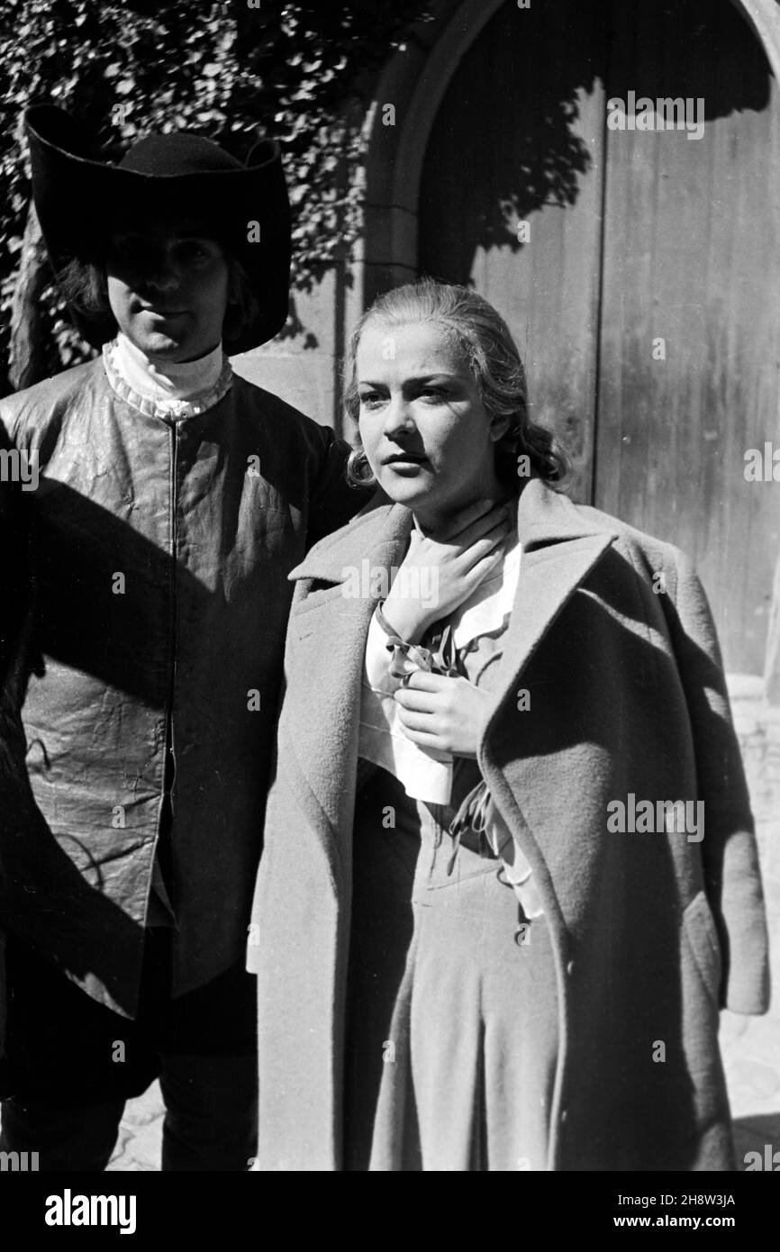Renate Müller als Liselotte von der Pfalz am Set zum gleichnamigen Film ...