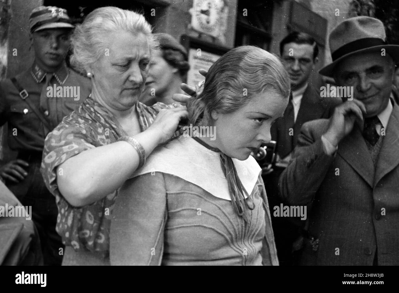 Renate Müller als Liselotte von der Pfalz am Set zum gleichnamigen Film ...